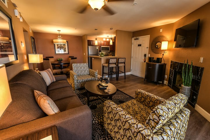 Fireplace 2 Bedroom Condo Resort With 5 Pools - Las Vegas Strip, NV