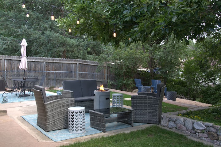 Mountain View, Sunny Patio, Social Kitchen Getaway - Colorado Springs, CO
