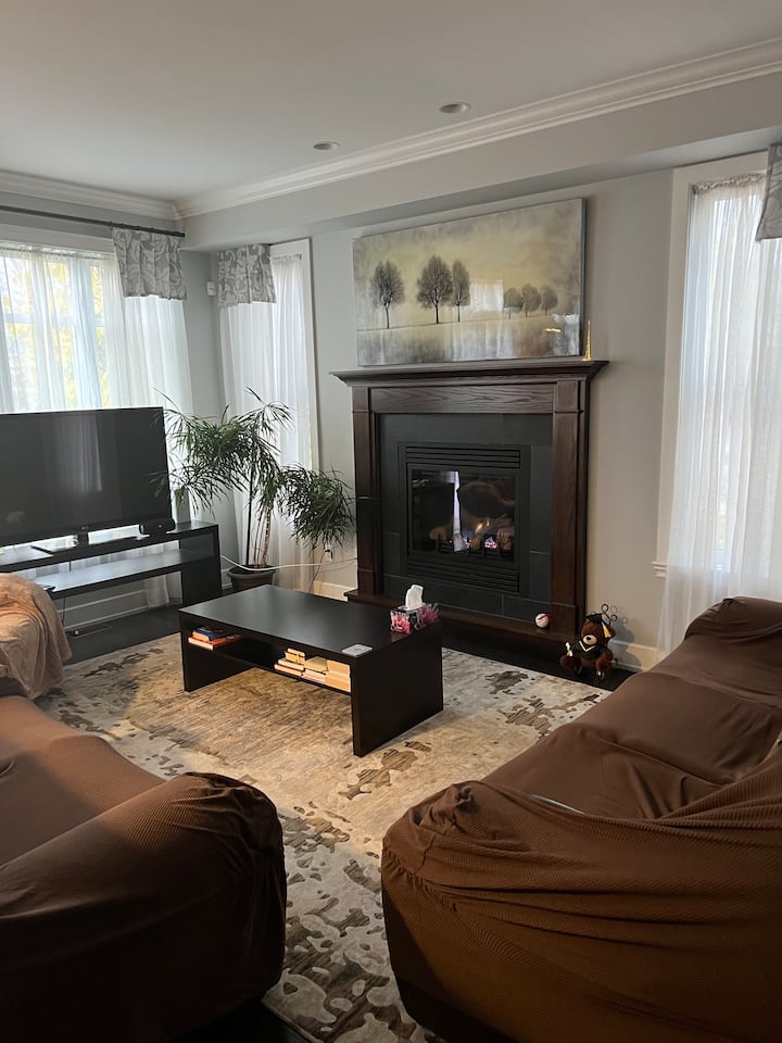 Comfy Double Bed Size Room - Ottawa