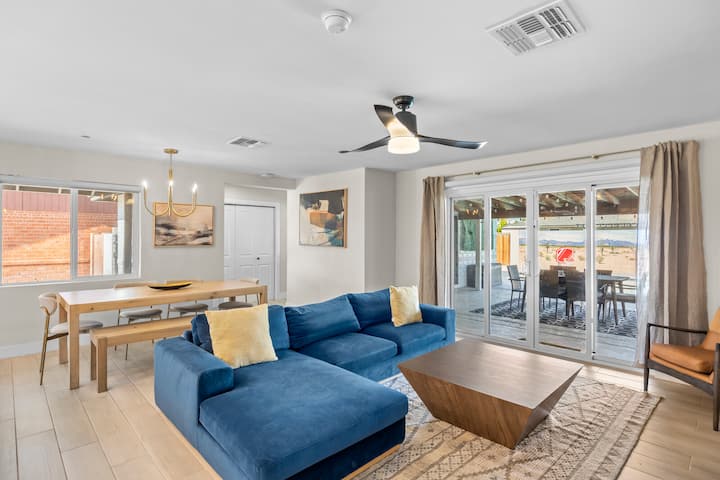 Stylish 4 Bedroom Home W/ Pool Heating & Hot Tub - Phoenix, AZ