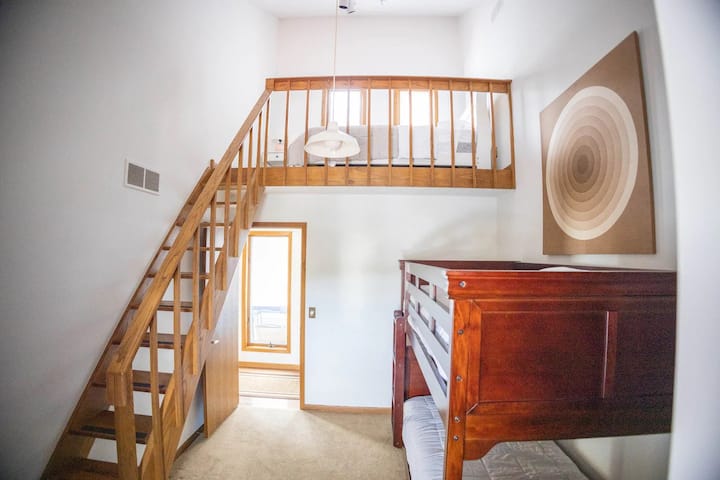 Private Room Bunks, Loft, And Bath Share Living Rm - Omaha, NE