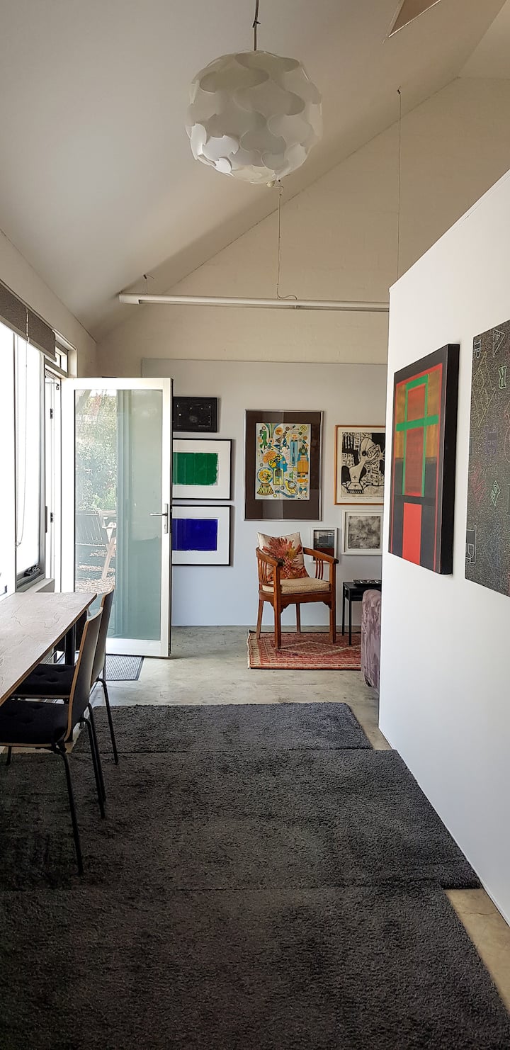 The Cube. Unique Art Studio In A Garden Setting. - Fremantle