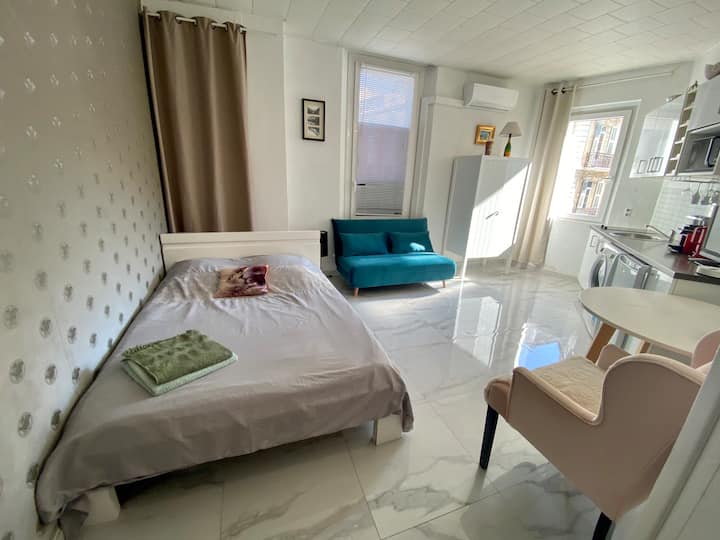 Air Conditioner , Beach And Centre - Cannes
