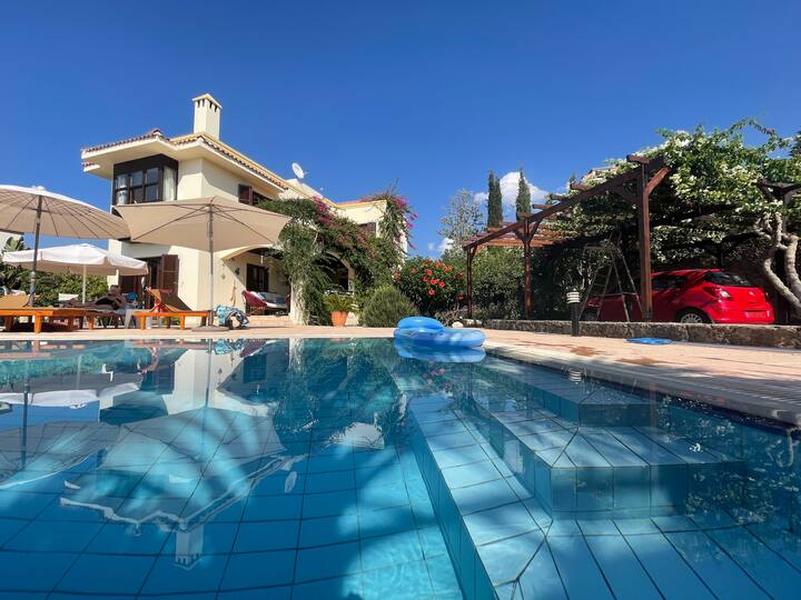 Villa With Pool. Stunning Sea And Mountain Views. Pool And Large Mature Garden - Girne