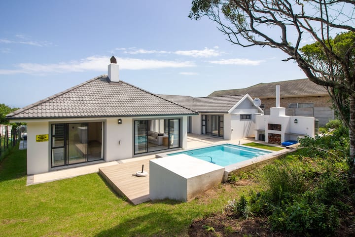 Modern Stylish Home With Pool - Kenton-on-Sea