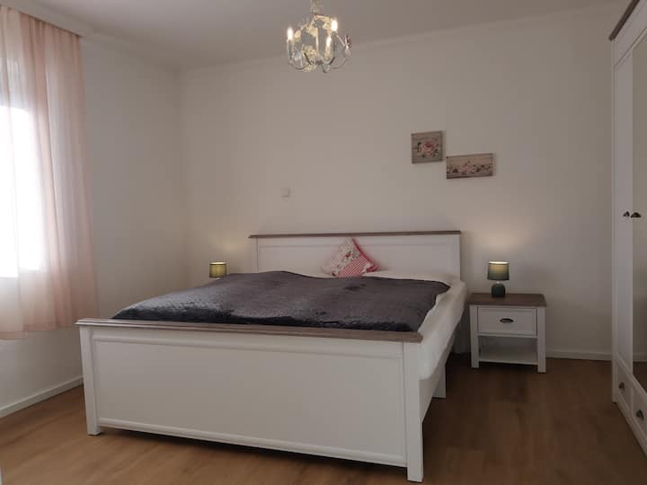 Stilvolle Eg-stadtvillenwohnung Mit Balkon, 3p - Trossingen