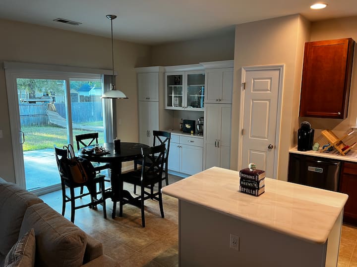 Cheerful 1-bedroom With Private Hot Tub - North Charleston, SC