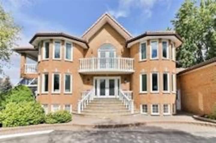 Luxury Bsmt Apartment (Monthly Rental Available) - Toronto