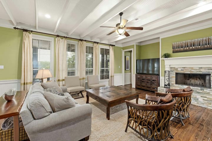 Enormous Estate W/private Pool & Pickleball Court - Wimberley, TX