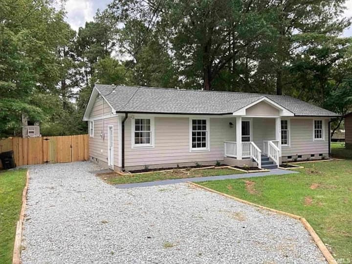 Full Home Cheerful 3-bedroom Ranch - Durham, NC