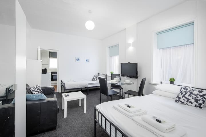Seaside Studio Flat, Central Promenade & Parking - Blackpool