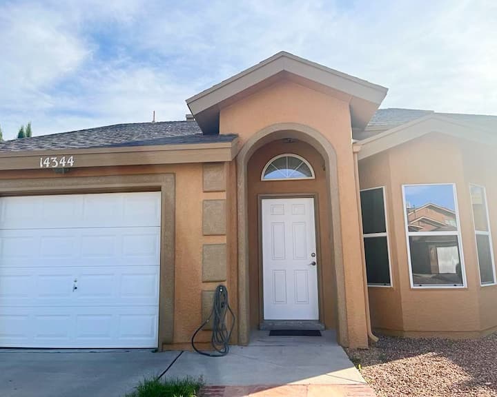 Comfortable Quiet And Cozy 3br 2bth Home With Yard - El Paso, TX