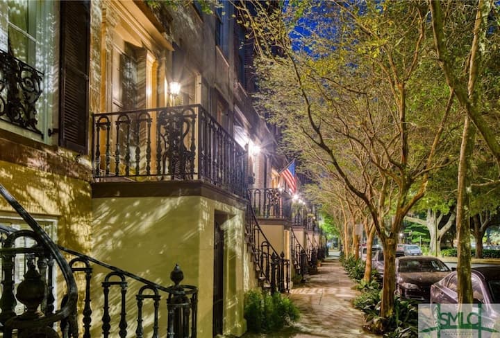 Sunny 1 Bedroom Chatham Sq Apt Historic District - Savannah, GA