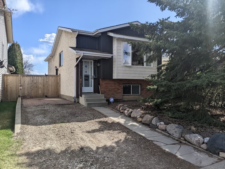 Cozy Pet-friendly Near West Ed Mall W/ Backyard - Edmonton