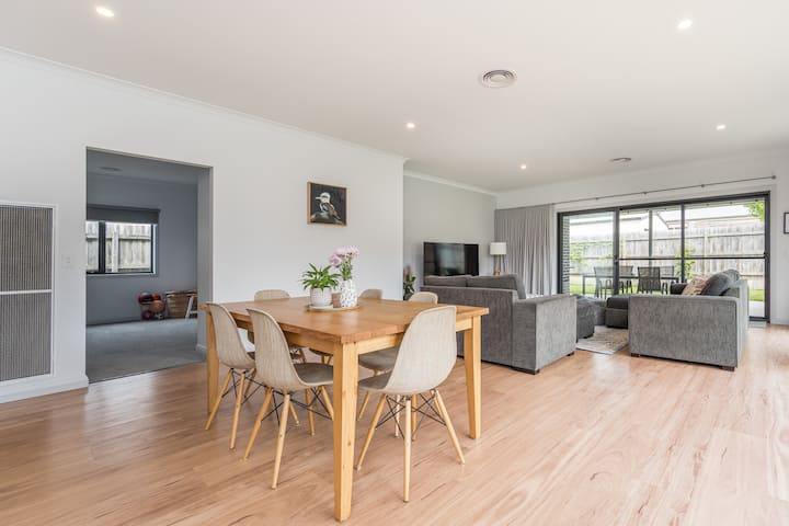 Relax And Unwind In A New Family Friendly Home. - Inverloch