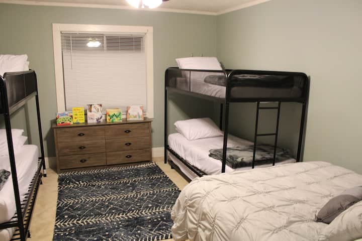 Family Bedroom At The Hillside B&b - Wisconsin Dells