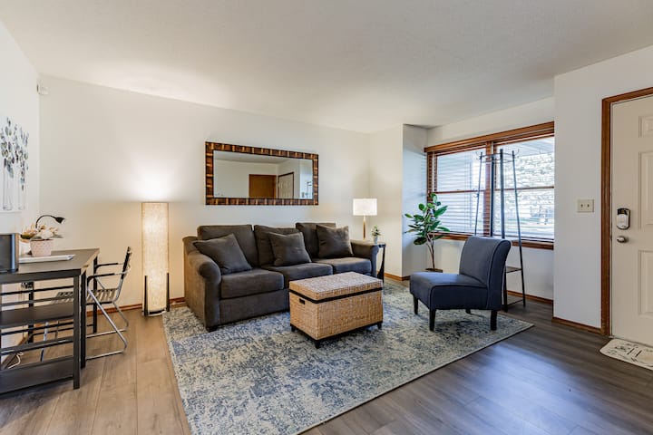 Cozy Three Bed/two Bath, Fireplace & Fenced Yard - Champaign, IL