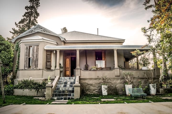 Victorian Beauty, Amazing Outside Areas With Pool - Darling