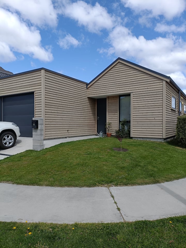 Cheerful Lake Hayes Family Home 2 Bedroom - The Remarkables Ski Area