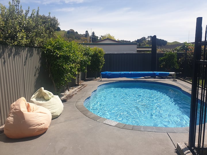 3 Bedroom Family Home With A Pool - Napier