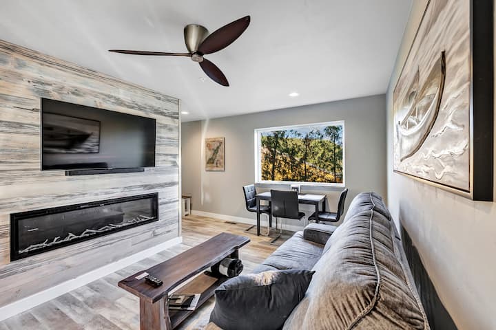 Sip, Sun & Stay • Chic Condo By Sister Bay Beach - Sister Bay, WI