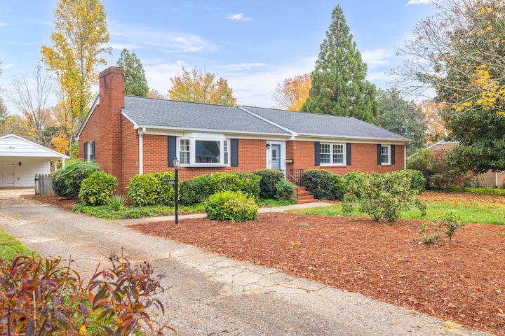 Charming 3 Bedroom Home In Quaint Neighborhood - Greensboro, NC