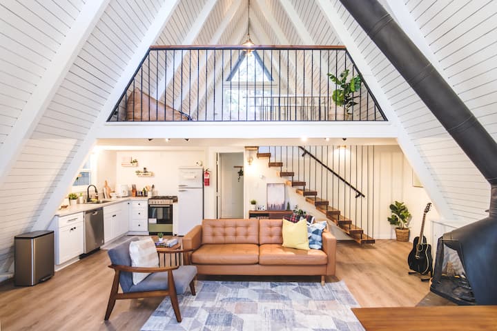 Pinewood A-frame W/ Ev Charger (Mid Century) - Running Springs, CA