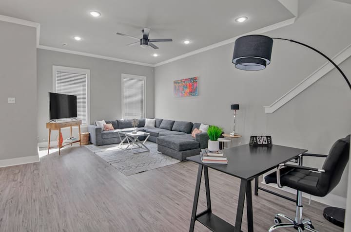 La House 3 Beds 
Modern Comfort Meets Cozy Charm - Baton Rouge, LA