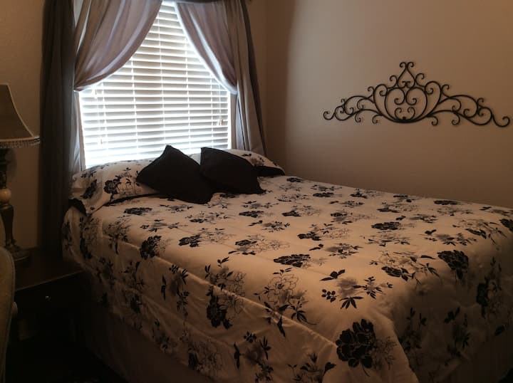 Private Room In A Quiet Family Neighborhood. - Lancaster, CA