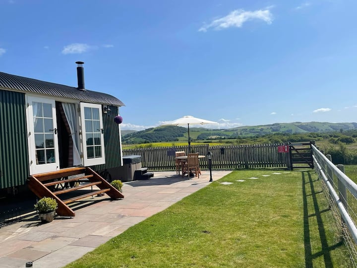 Luxury Shepherd’s Hut In The Cambrian Mountains - Wales