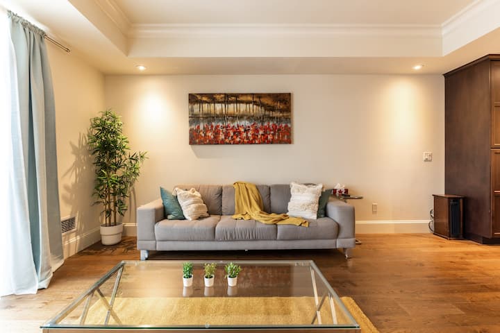 Bright Modern Bohemian Apt * - Canada