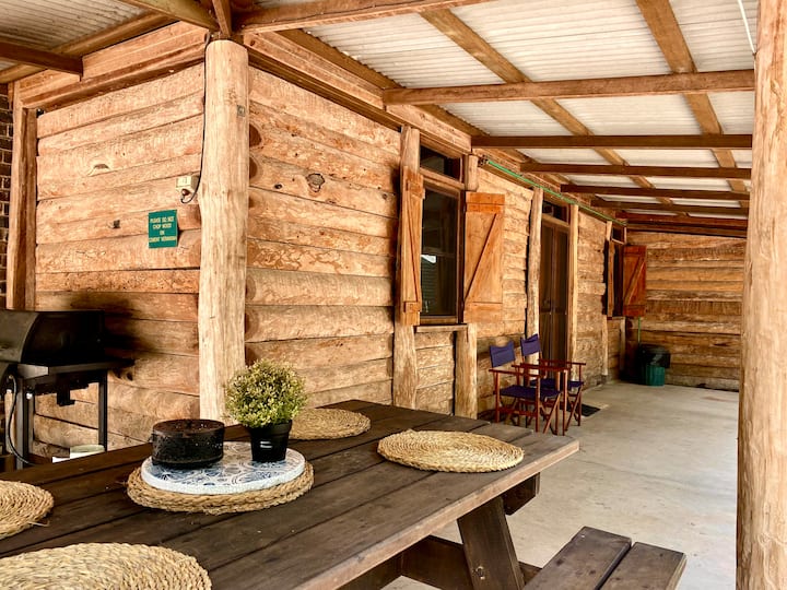 Ferns Hideaway Byfield - Grand Heritage Log Cabin - Queensland