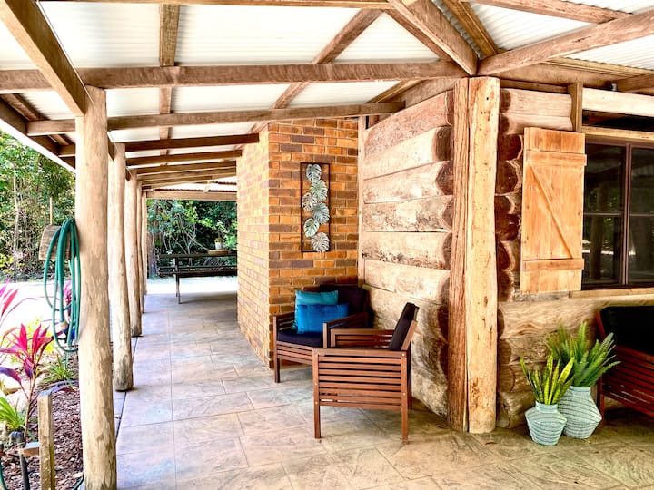 Ferns Hideaway Byfield- Romantic Banksia Log Cabin - Byfield National Park