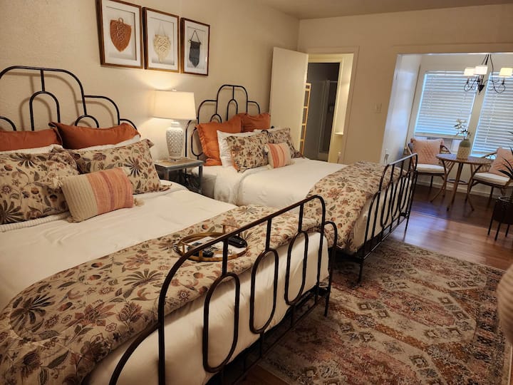 Romantic Room #2 In Vintage Inn W/ Shared Kitchen - Fort Davis, TX