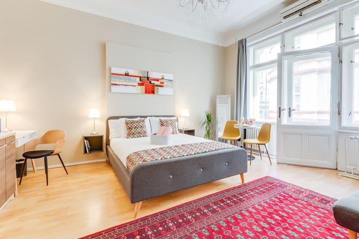 Quaint Excelsior Room With Bahtroom, Balcony & Ac. - Praga