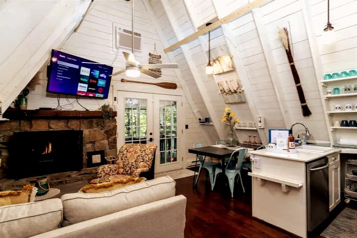 Romantic Cabin Getaway Minutes From Chimney Rock - Lake Lure, NC
