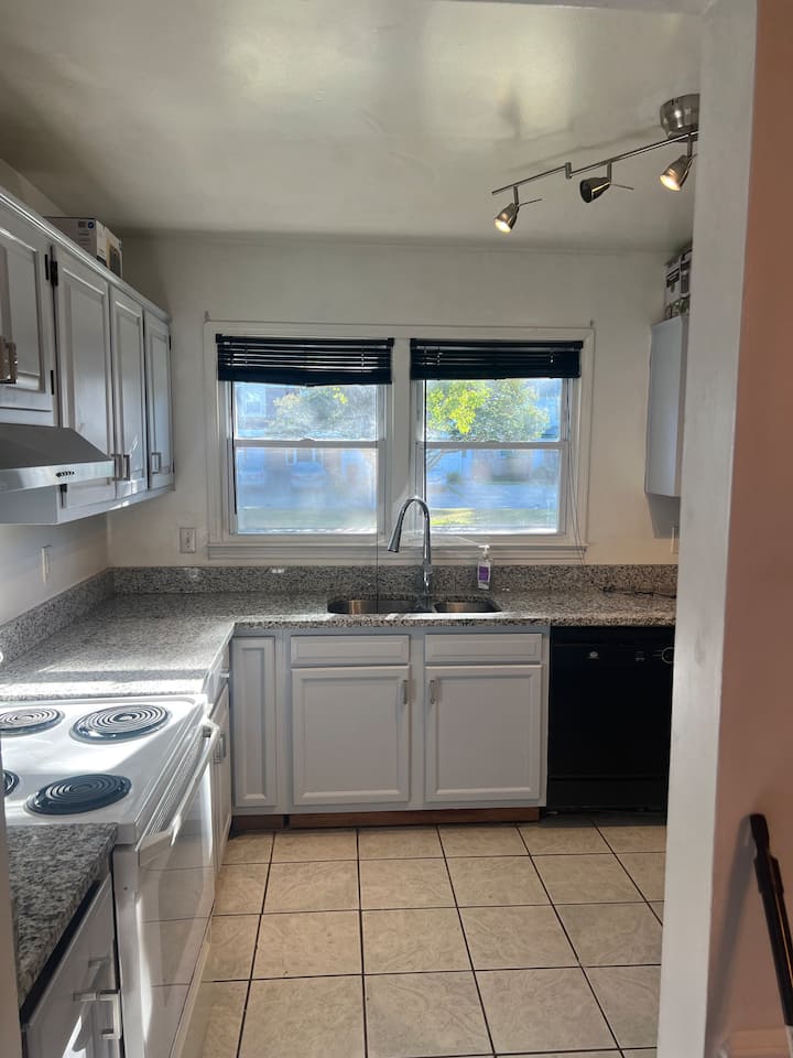 Spacious 3 Bedroom, 2.5 Bathroom End-unit Townhome - Virginie