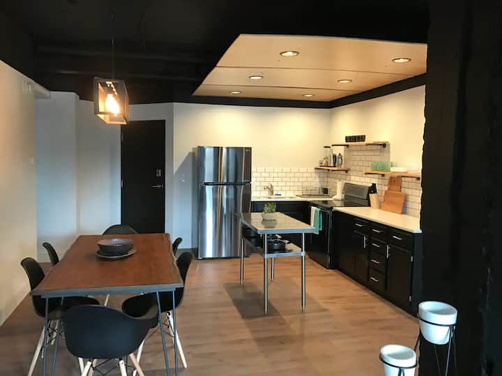 Amazing 3 Bedroom Apt, Just Blocks From Downtown! - Bozeman, MT