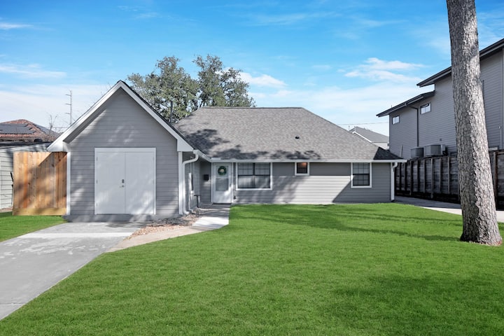 Oak Forest Bungalow - Houston, TX
