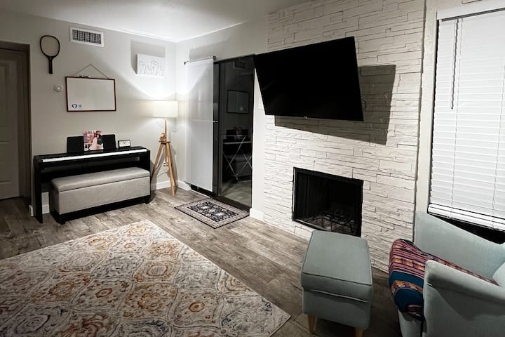 Entire Modern Condo - Lower Greenville - Dallas, TX
