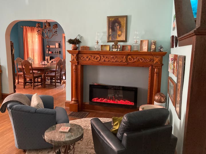 Historic 3 Bedroom Home With Indoor Fireplace - Illinois State University, Normal