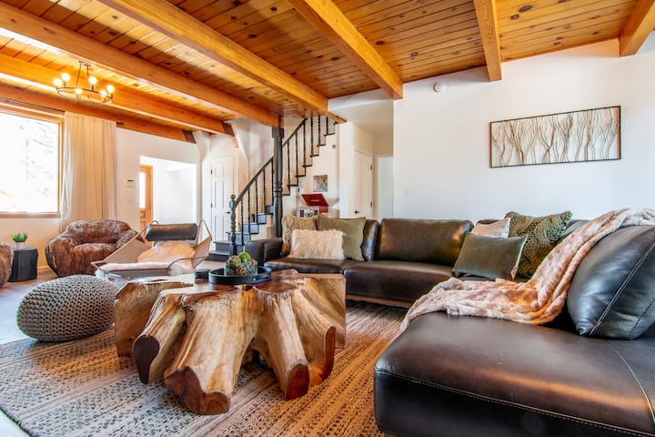 Posh 3-level Chalet W/hot Tub+game Room+views+more - Big Bear Lake, CA