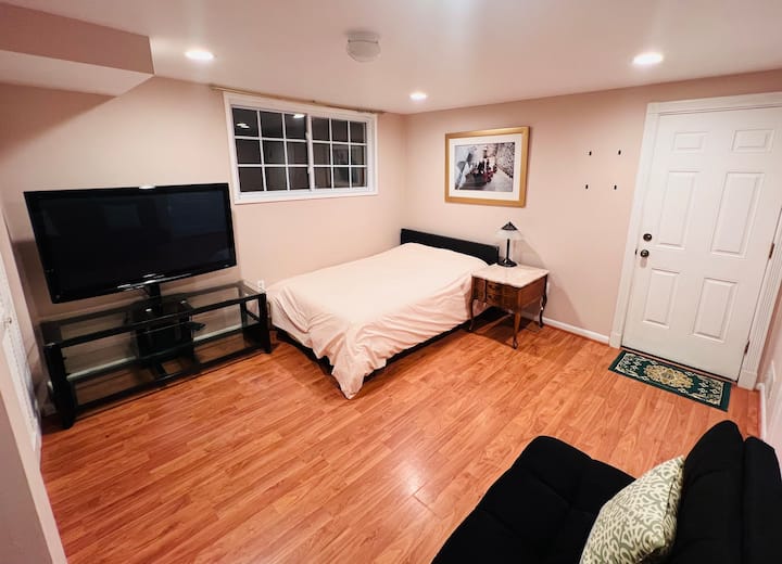 Large Private Bedroom With Private Entrance! - Maryland