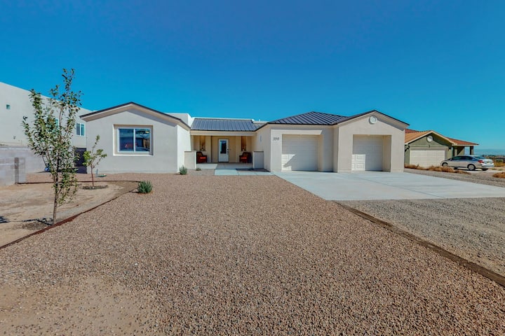 Spacious 4br/3ba -Mountain Views + 2-car Garage. - Rio Rancho, NM
