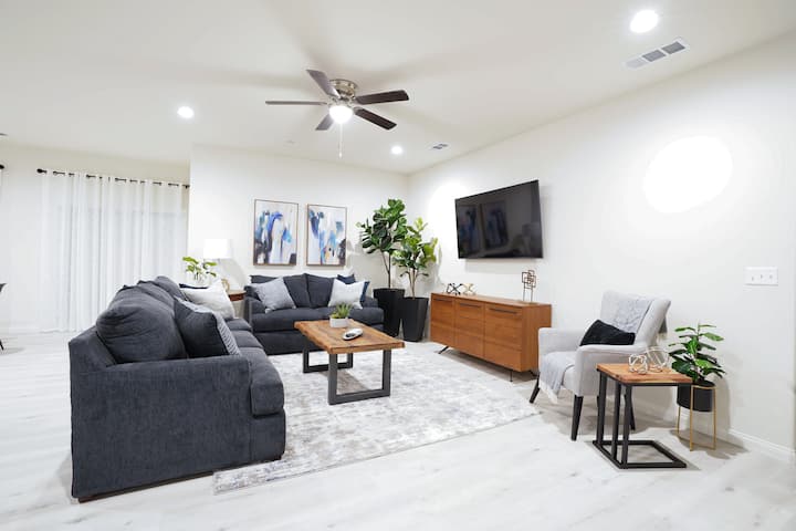 *King Size Suite* New Modern Home Away From Home - 베이커즈필드