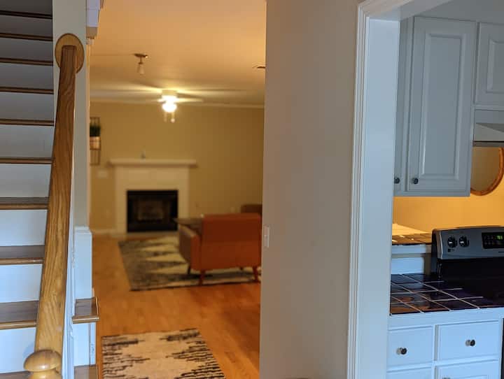 Cheerful 2br Townhouse Close To Downtown Columbia - Columbia, SC