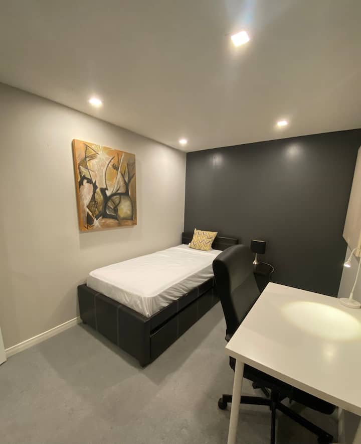 Charming One Bedroom In Desirable River Oaks Area - Oakville