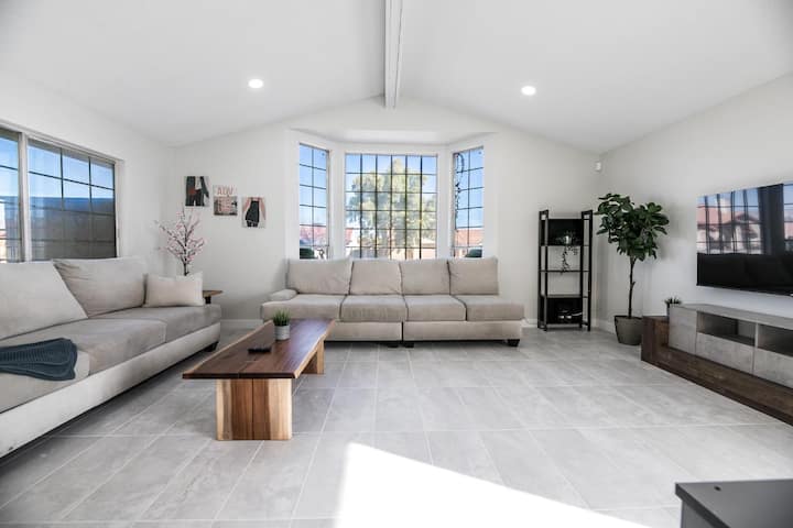 Peaceful 4 Bedroom House 20% Off! - Las Vegas, NV