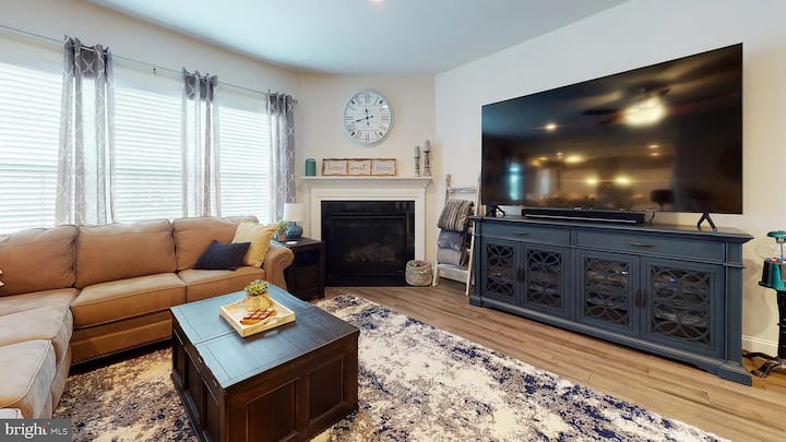 Sunny 5 Beds/4.5 Baths In Community With Jacuzzi - Winchester, VA