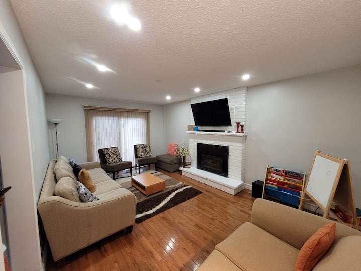 Private Bedroom-queen Bed- Easy Commute - Oakville